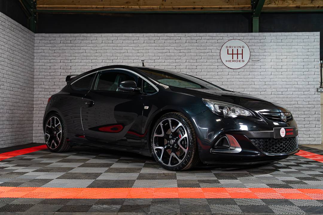 Vauxhall Astra VXR GTC - Driving Heroes